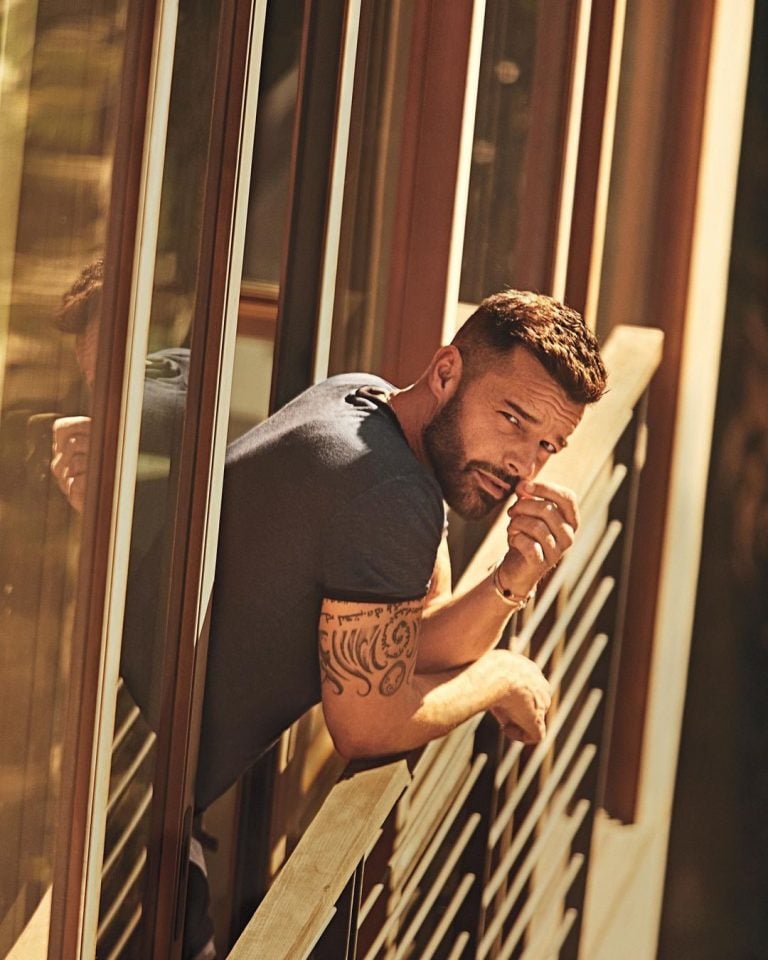 Ricky Martin con la barba biondo platino: il nuovo look è ossigenato