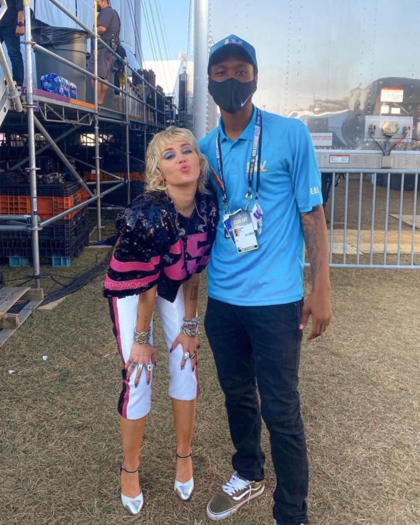 Miley Cyrus infiamma il Super Bowl 2021: da cheerleader a giocatrice di ...