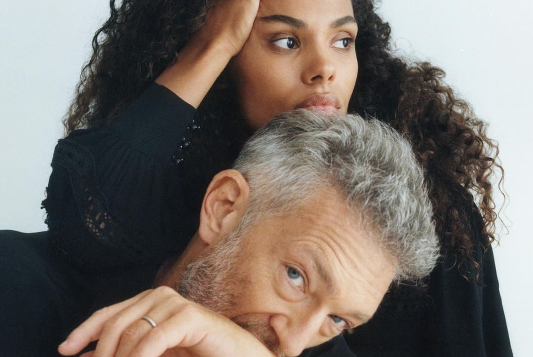 Tina Kunakey nuda mostra il pancione: così rivela di aspettare il primo ...