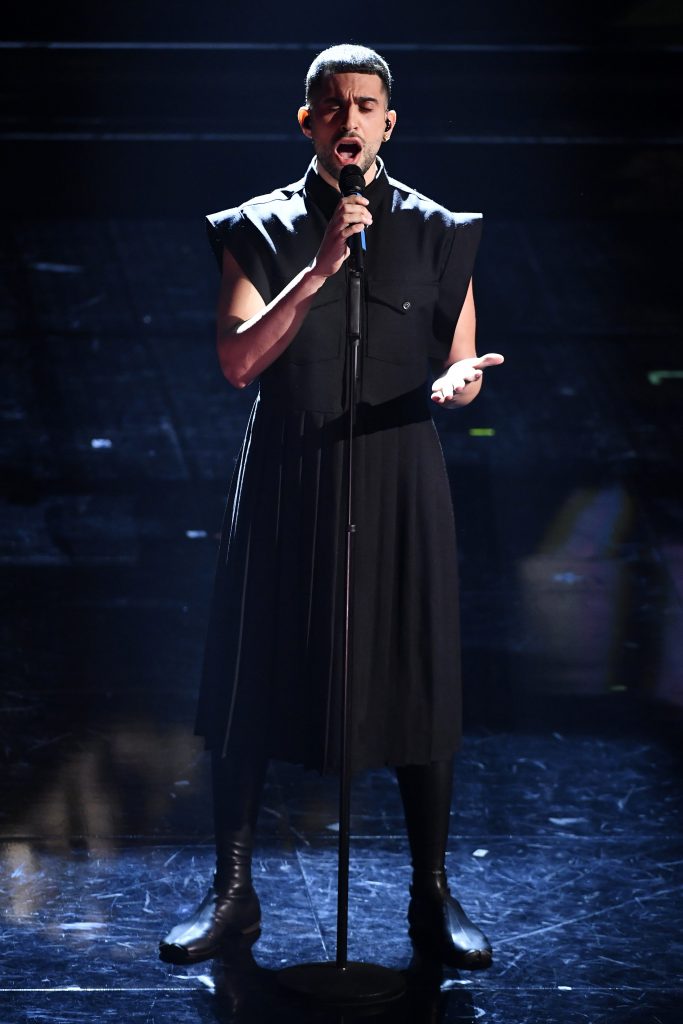 Mahmood sul palco con la gonna: è il principe di questo Festival di Sanremo