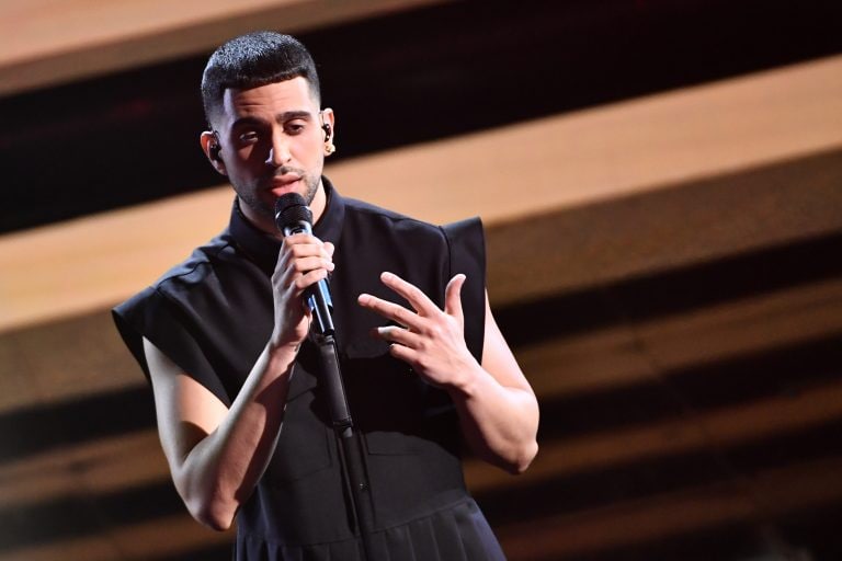 Mahmood sul palco con la gonna: è il principe di questo Festival di Sanremo