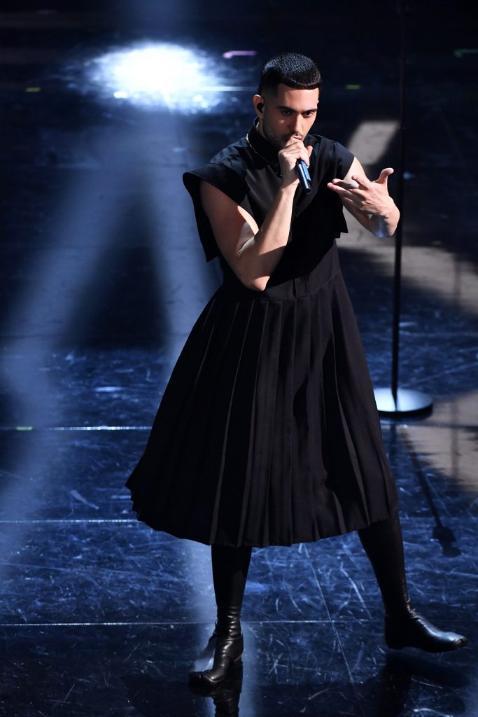 Mahmood sul palco con la gonna: è il principe di questo Festival di Sanremo