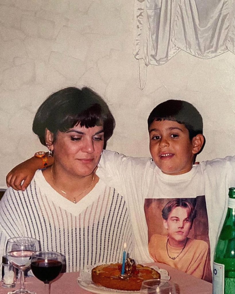 Mahmood da piccolo: con la t-shirt di Leonardo Di Caprio era già icona ...