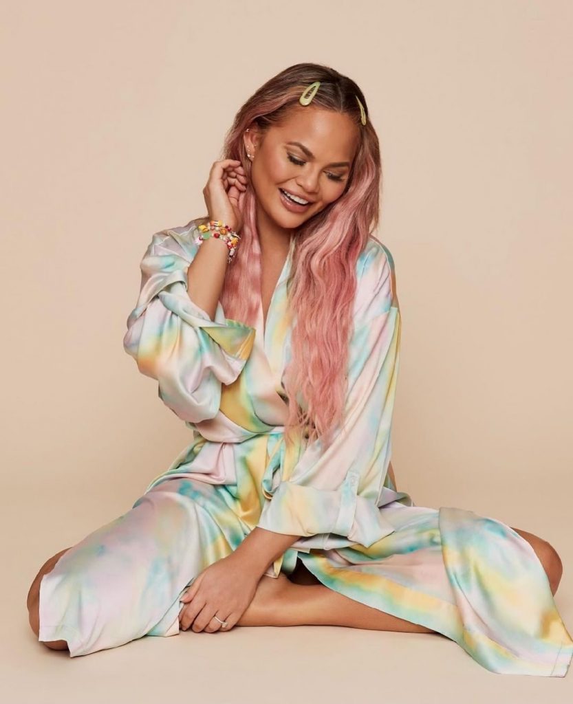 Chrissy Teigen con i capelli rosa: il nuovo look anticipa il trend da ...