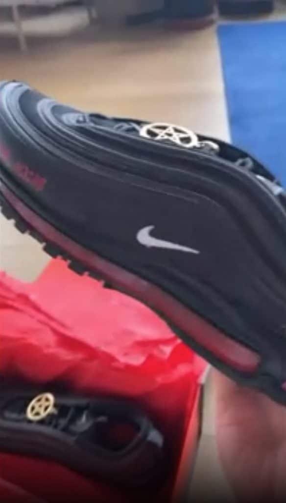 Nuove scarpe per Fedez: le Satan Shoes costano quasi 1000 euro e hanno ...