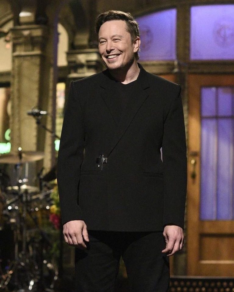 Elon Musk nuova icona di stile: la sua giacca col lucchetto è già sold out