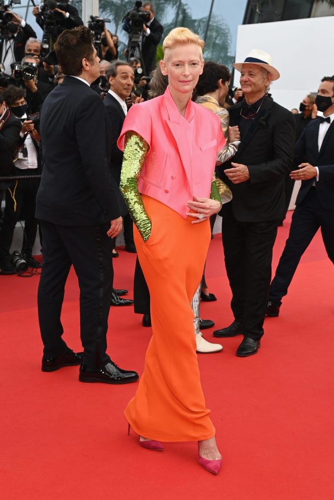 Tilda Swinton omaggia David Bowie a Cannes 2021: sul red carpet in rosa ...