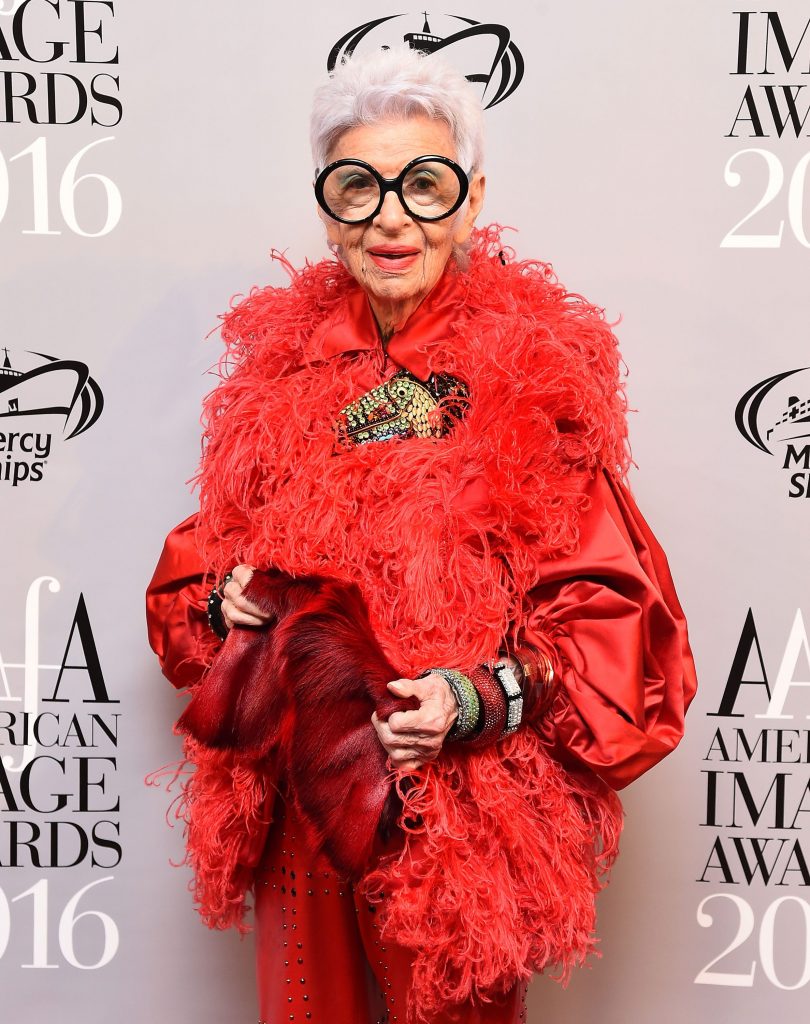 Iris Apfel compie 100 anni: storia di un'eterna adolescente diventata ...