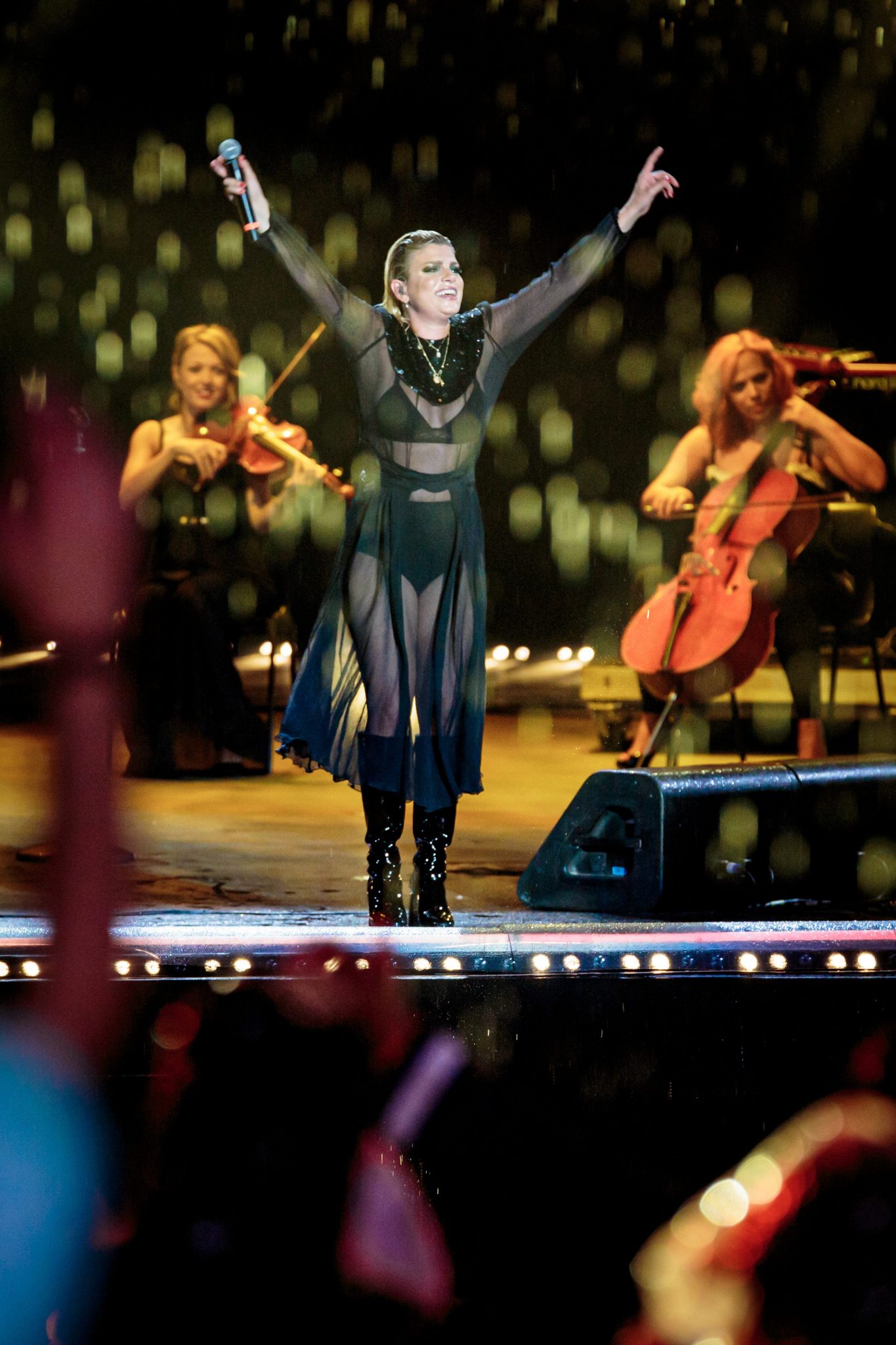 Emma sul palco con Achille Lauro: abito trasparente e intimo a vista ...