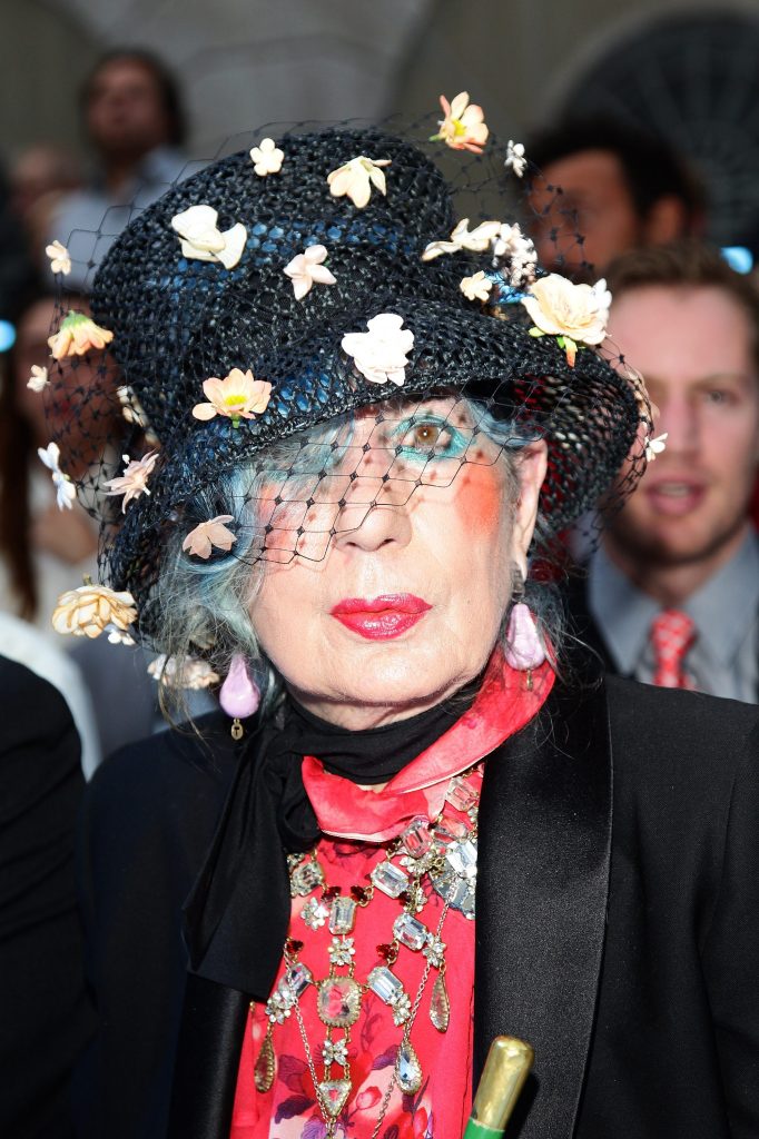 Anna Piaggi raccontata dalla matita di Karl Lagerfeld: una mostra ...