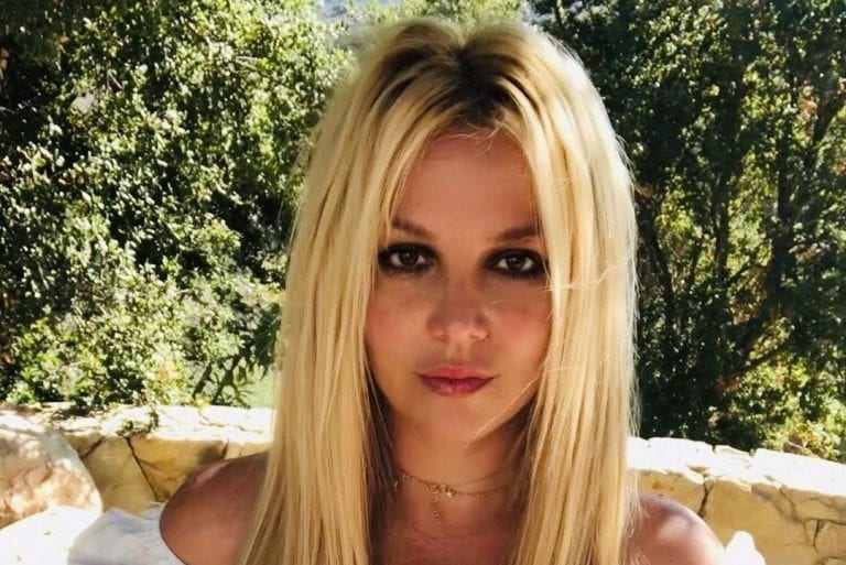 Britney Spears cambia hairstyle dopo 15 anni e diventa mora