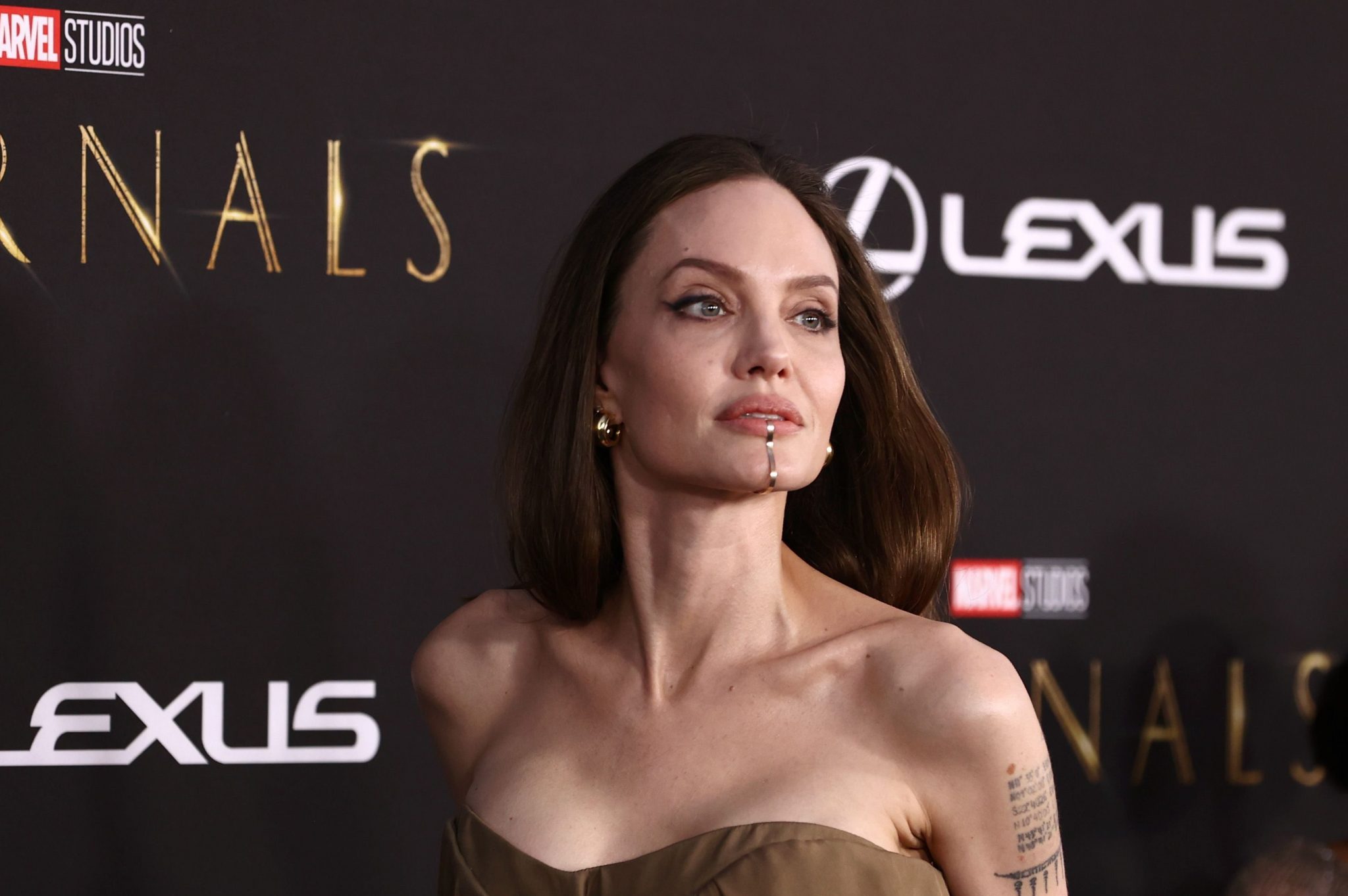 Angelina Jolie con un insolito gioiello sul mento: ecco cos'è il Chin Cuff