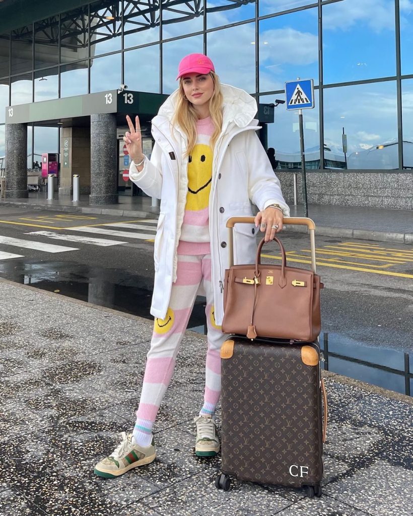 Chiara Ferragni viaggia comoda: dopo le ciabatte sfoggia la tuta ...