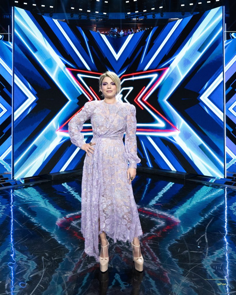 X Factor, la svolta romantica di Emma Marrone: la finale è con l'abito ...