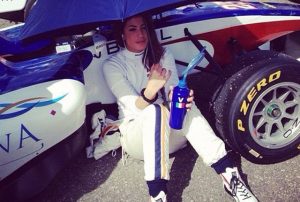 Chi è Vicky Piria, la bellezza italo-britannica al volante delle auto ...