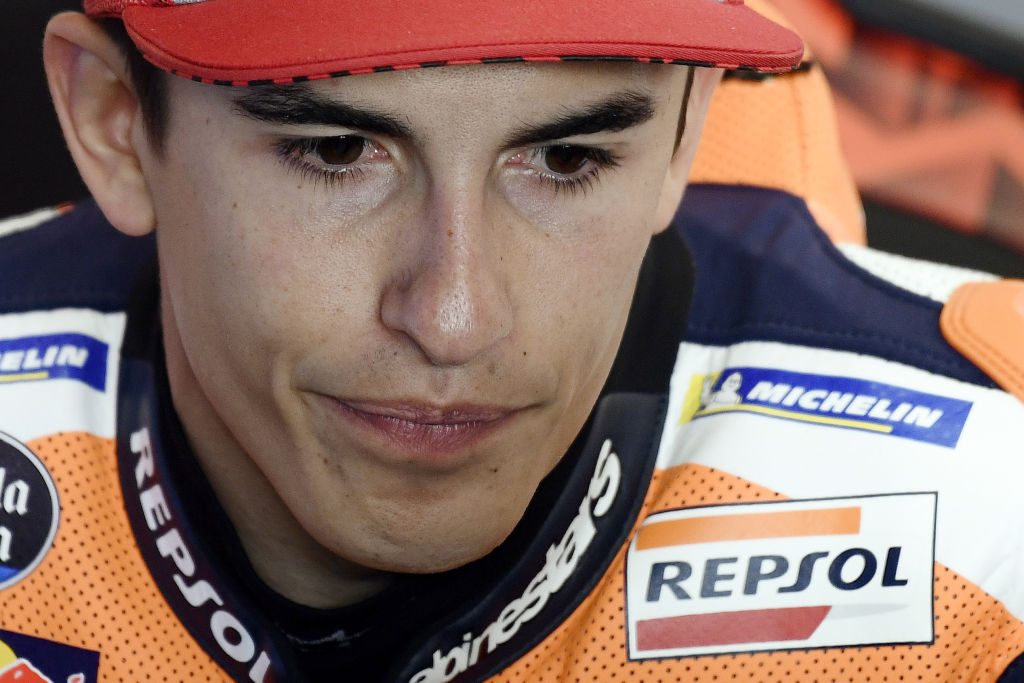 Marc Marquez, la differenza tra le due spalle è impressionante