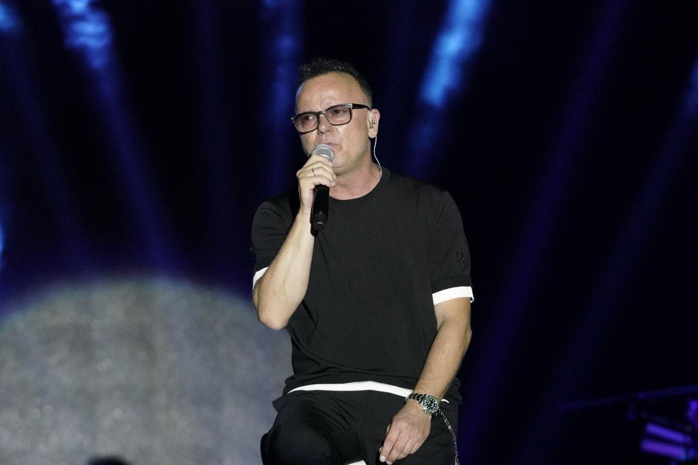 D'Alessio in concerto a Napoli, il cantante e la polemica per i soldi ...