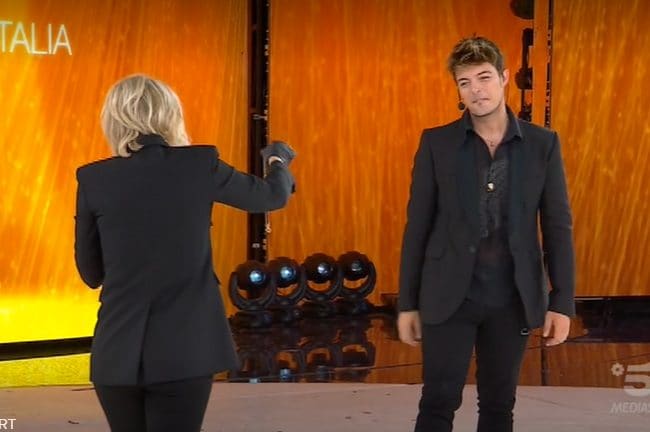 Ad Amici Speciali c'è Random, chi è il rapper amico di Stash che canta ...