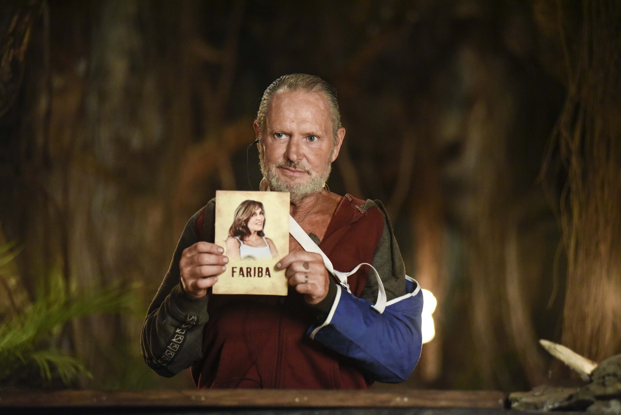 Isola 2021, Paul Gascoigne si pulisce con la foto di Fariba Tehrani e ...