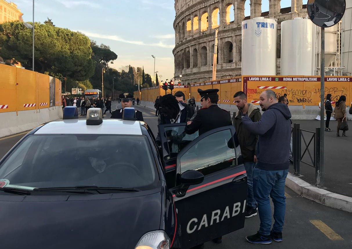 Roma, aggressione al Colosseo, prende a testate e morsi i carabinieri ...