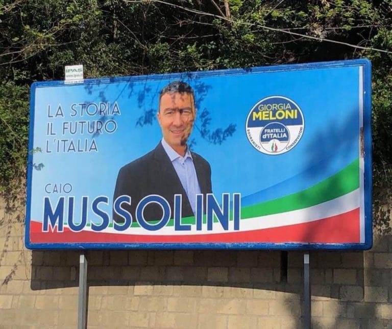 Fa discutere il cartellone in 'fascio font' del pronipote del Duce ...