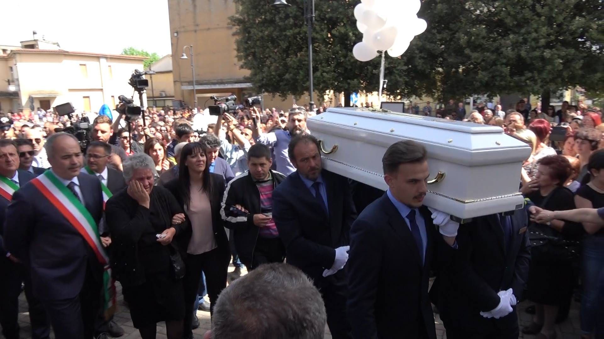 Palloncini bianchi e centinaia di persone al funerale di Gabriel ...