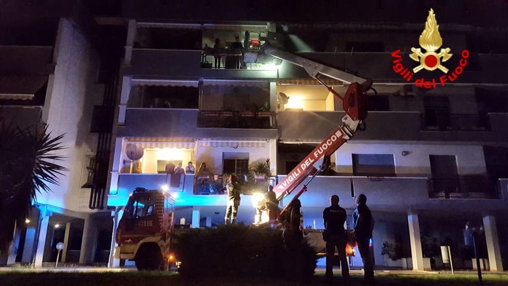 Incendio a Latina, il fumo invade gli appartamenti: mamma e figlia ...