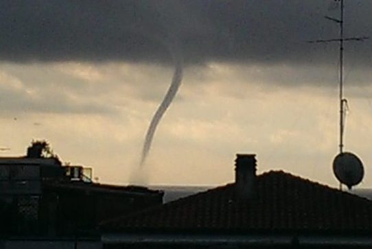 Tromba marina avvistata al largo di Anzio, maltempo in arrivo: previsti temporali forti