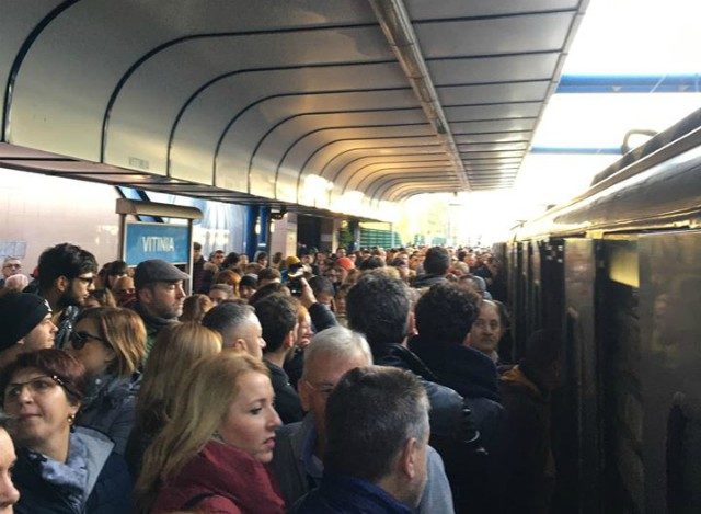 Treno rotto sulla Roma-Lido: passeggeri invadono i binari e bloccano la ...