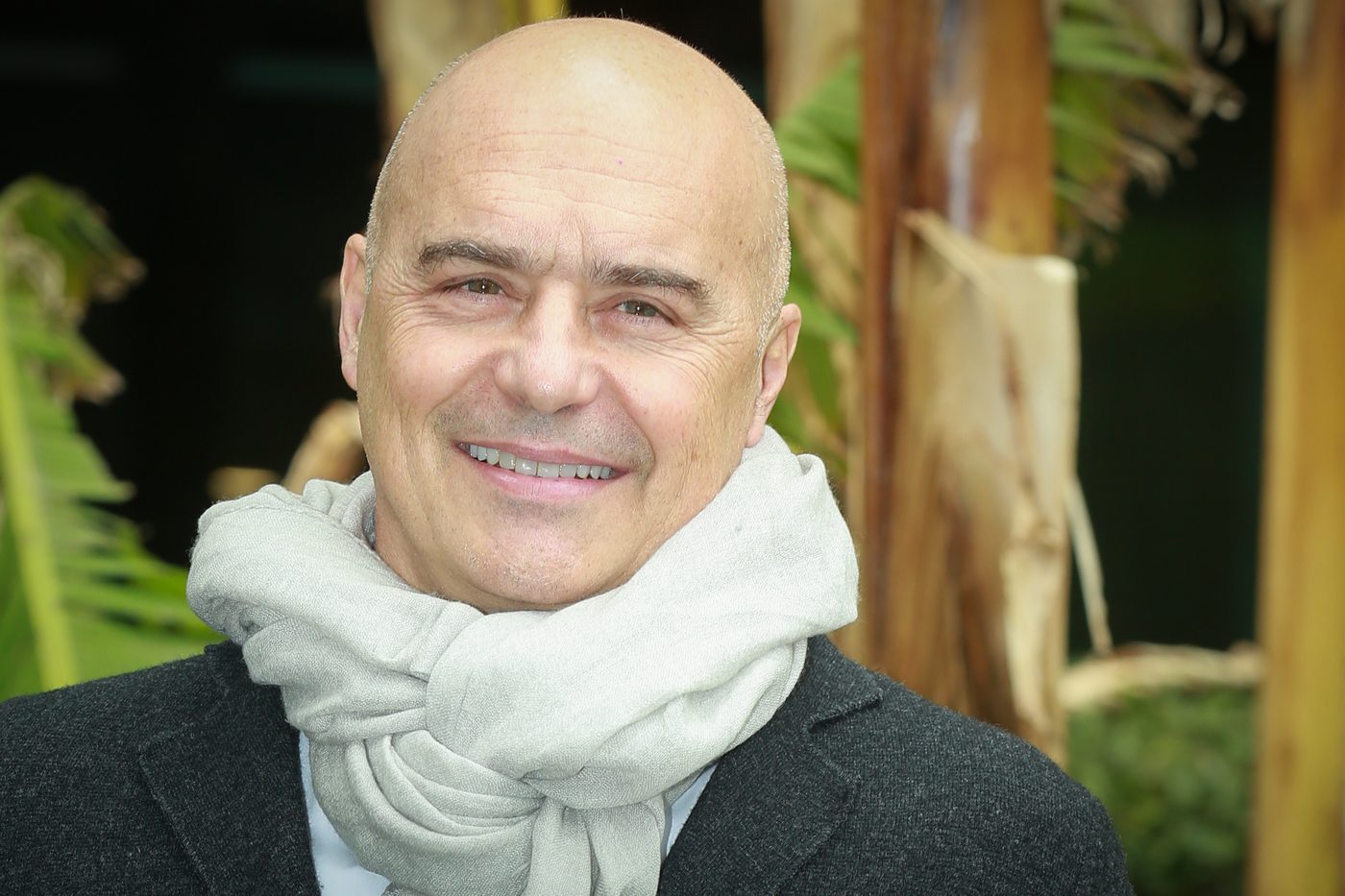 Luca Zingaretti investito da un'auto mentre guidava lo scooter in pieno ...