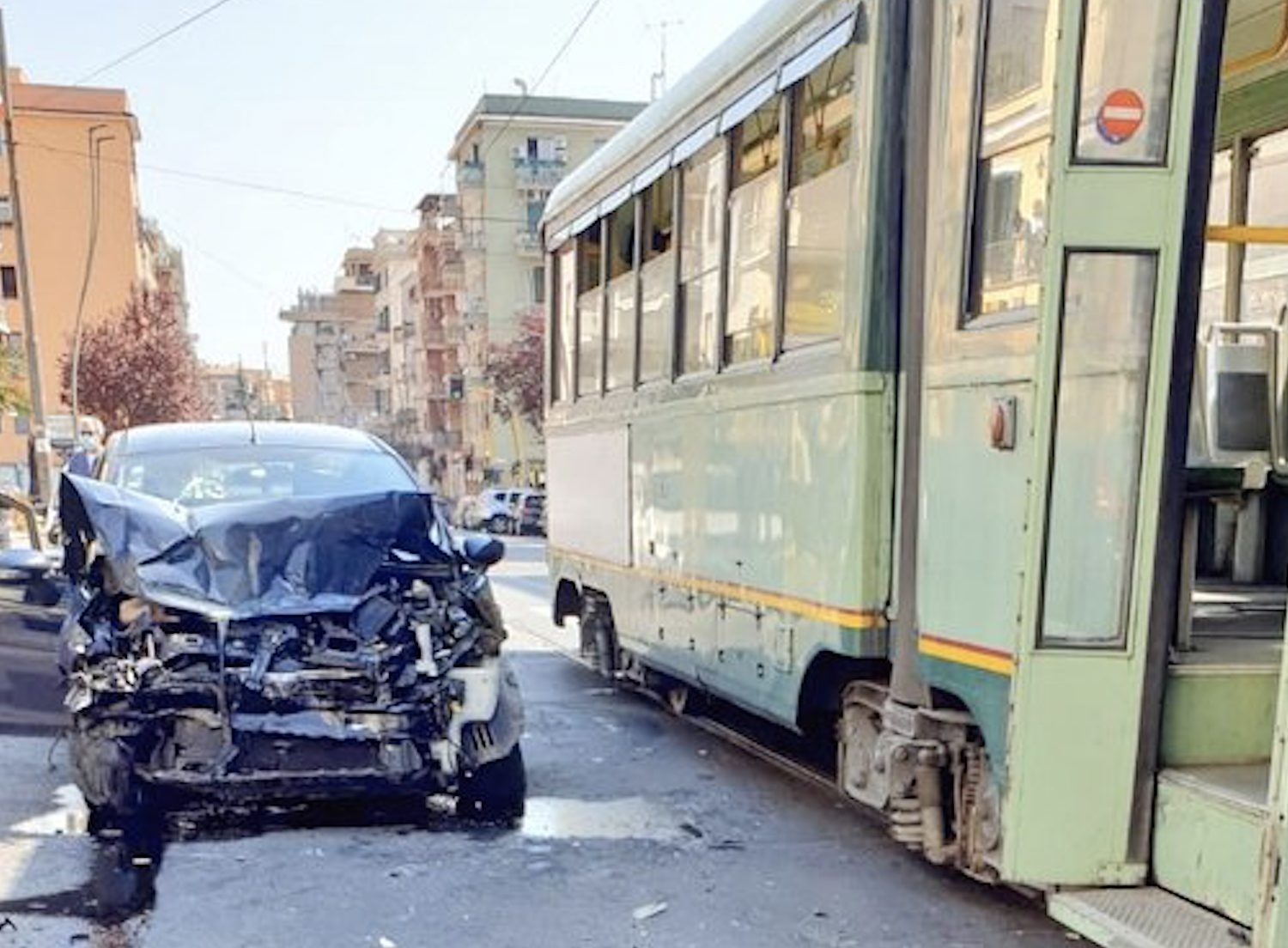 Roma, scontro tra un'auto e un tram: ferite due ragazze di 22 e 17 anni