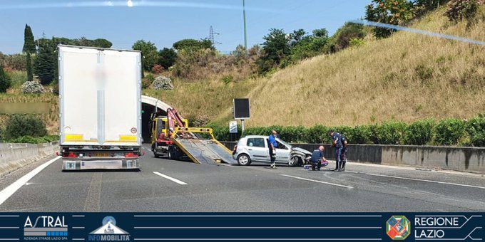 Incidente sul Grande Raccordo Anulare, auto si ribalta: due feriti, traffico e code