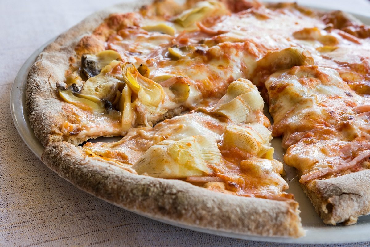 Pizza alla Bismarck: la ricetta della pizza con uovo a occhio di bue