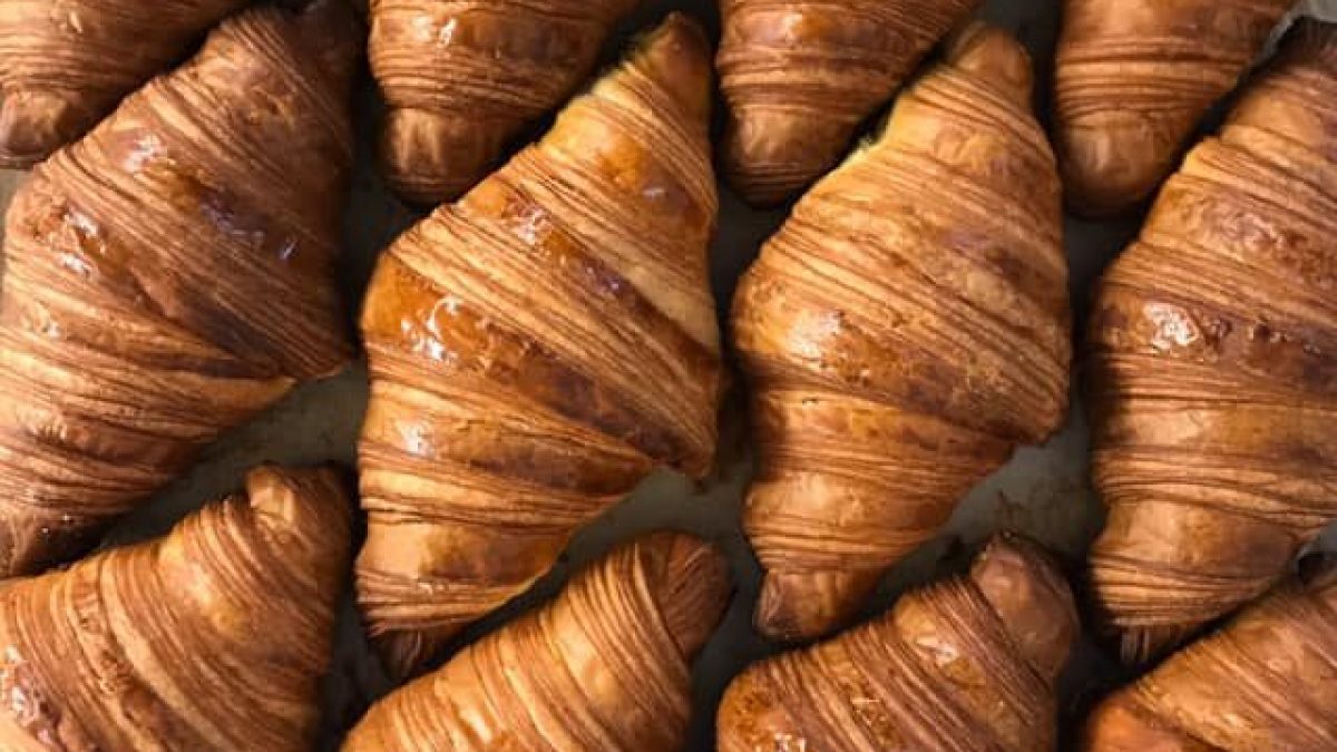 Cornetti fatti in casa: la ricetta per prepararli soffici come quelli ...
