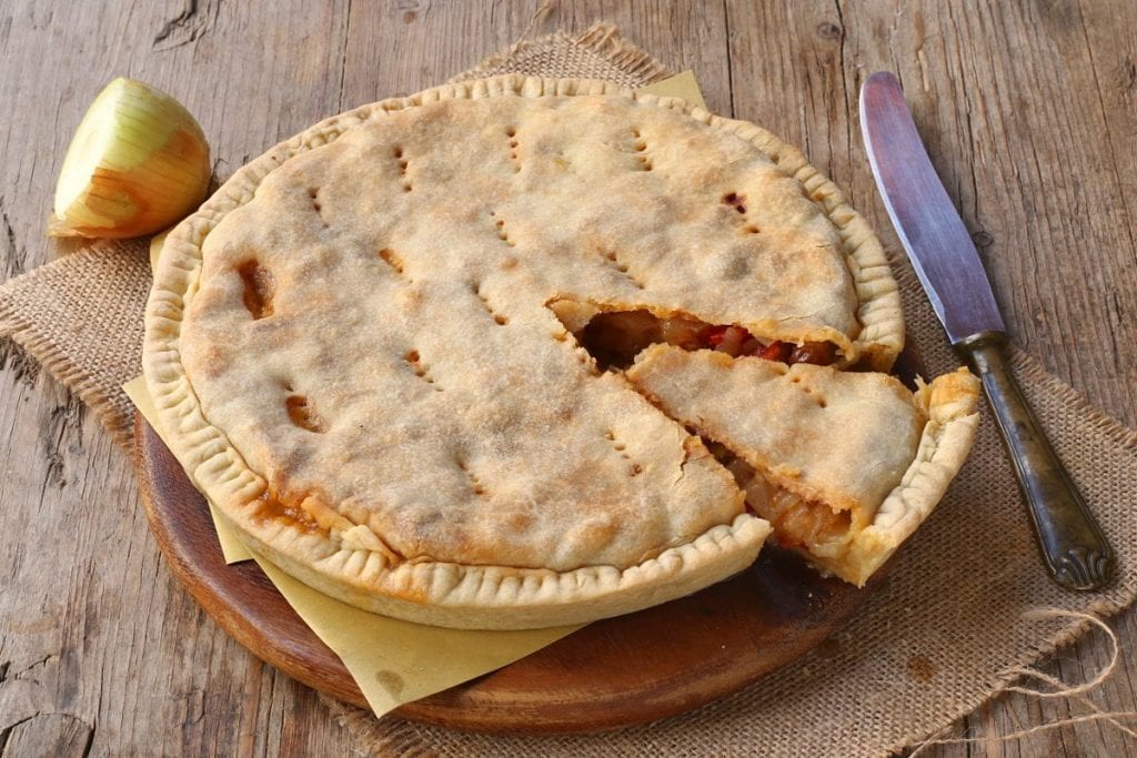 Calzone di cipolle pugliese, la ricetta tradizionale
