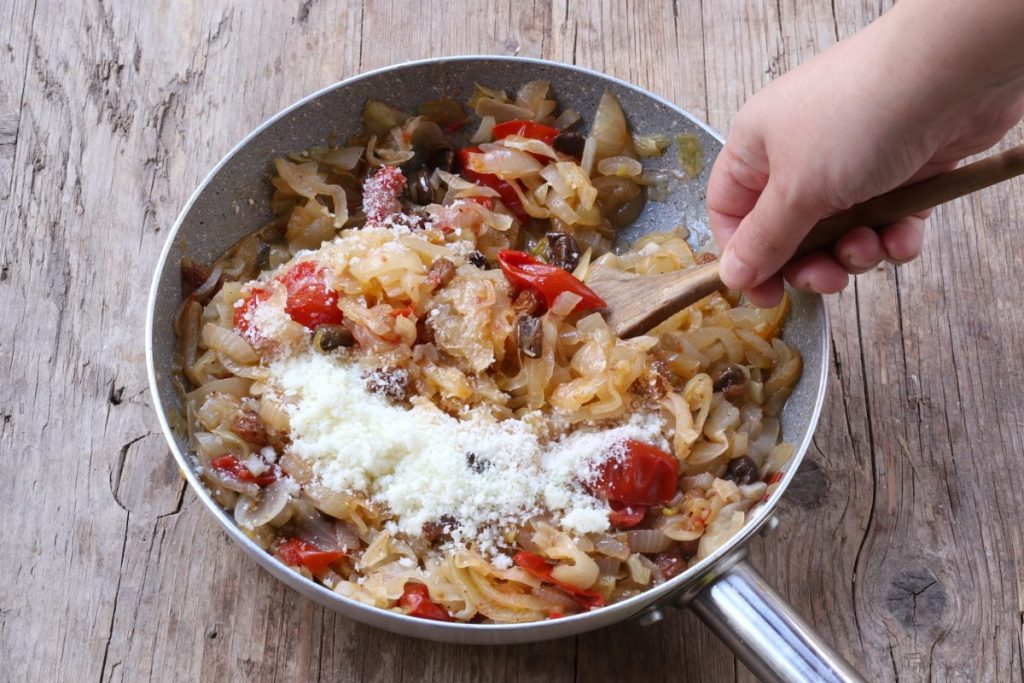 Calzone di cipolle pugliese, la ricetta tradizionale