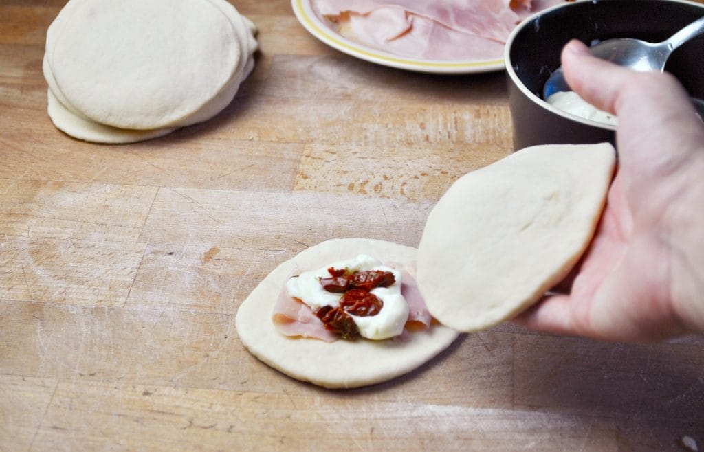 Focaccine ripiene con prosciutto, formaggio e pomodori secchi: la ...