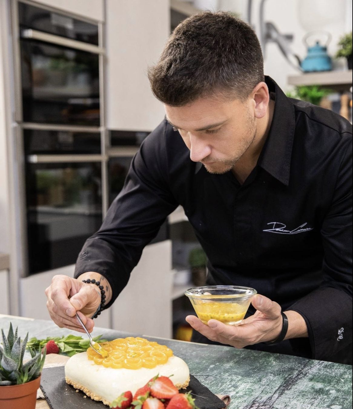 Chi è Damiano Carrara, il pasticciere giudice di Bake Off Italia