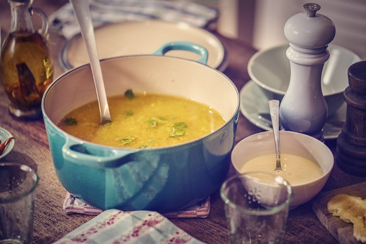 Il brodo perfetto: regole e trucchi per prepararlo al meglio