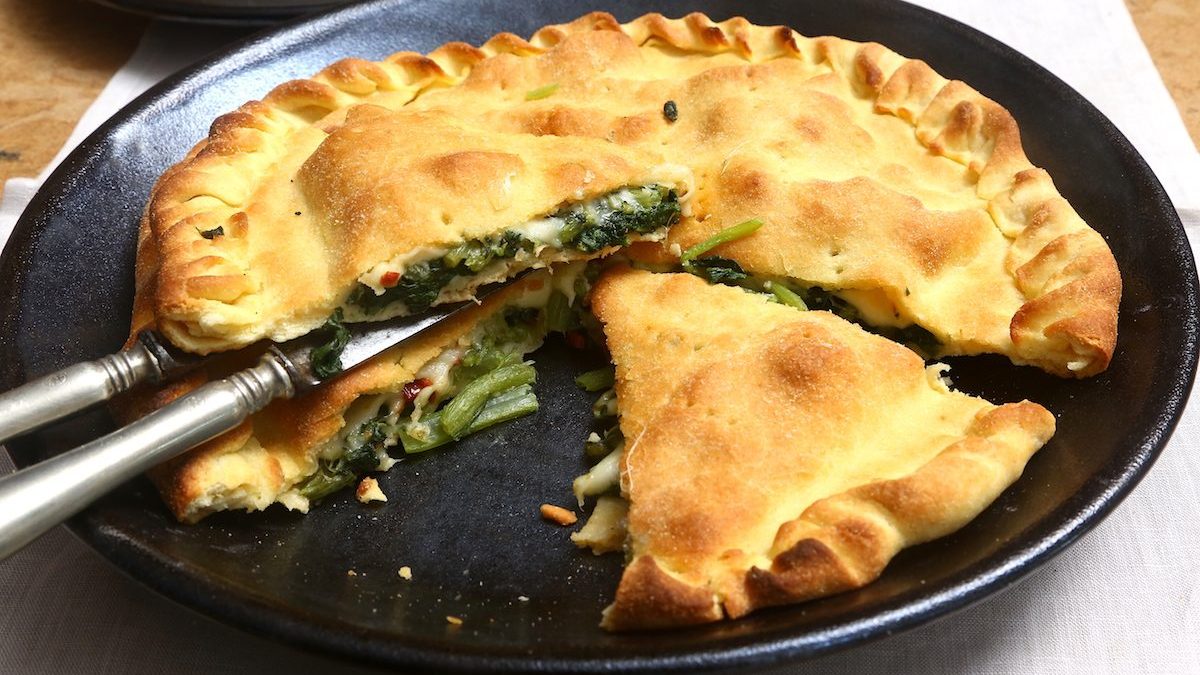 Focaccia con bietole e provola: la ricetta del rustico filante e gustoso