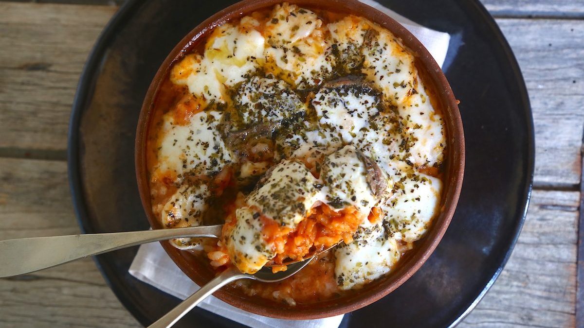 Riso al forno alla pizzaiola: la ricetta del piatto goloso e filante