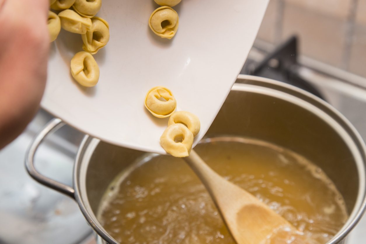 Come preparare alla perfezione il brodo per la pasta