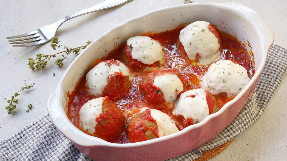 Polpette alla pizzaiola al forno, la ricetta del secondo filante