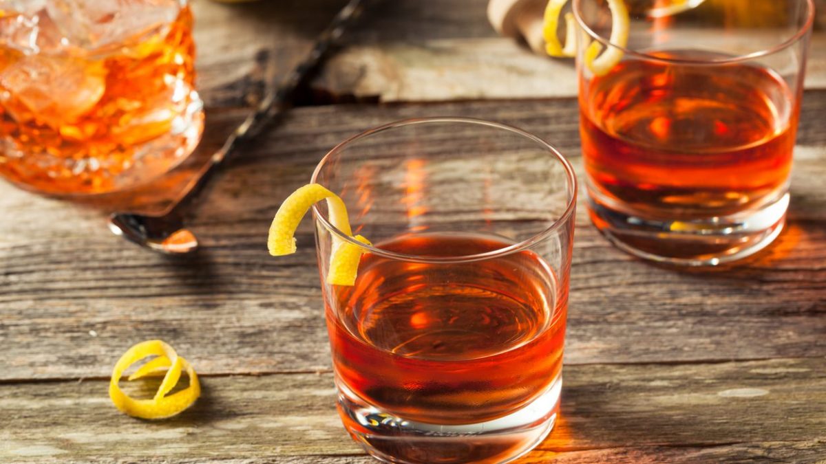 Acqua fredda, zucchero e cucchiaino bucato: perché l'assenzio si beve ...