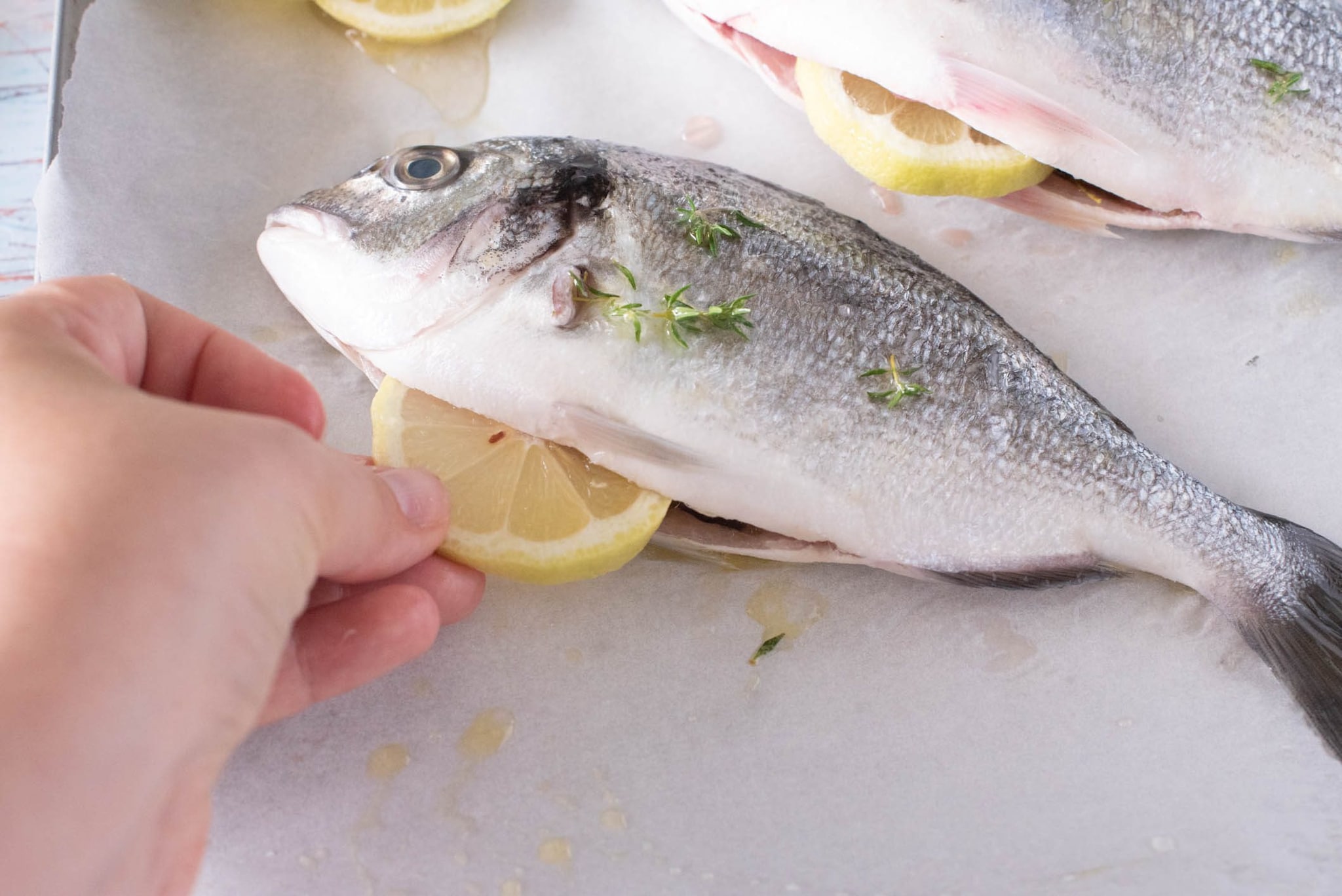 Orata al limone: la ricetta del piatto leggero e fragrante
