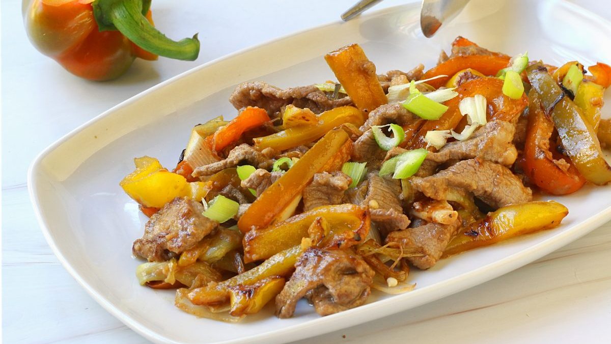 Straccetti con cipolle e peperoni: la ricetta del secondo ricco e colorato