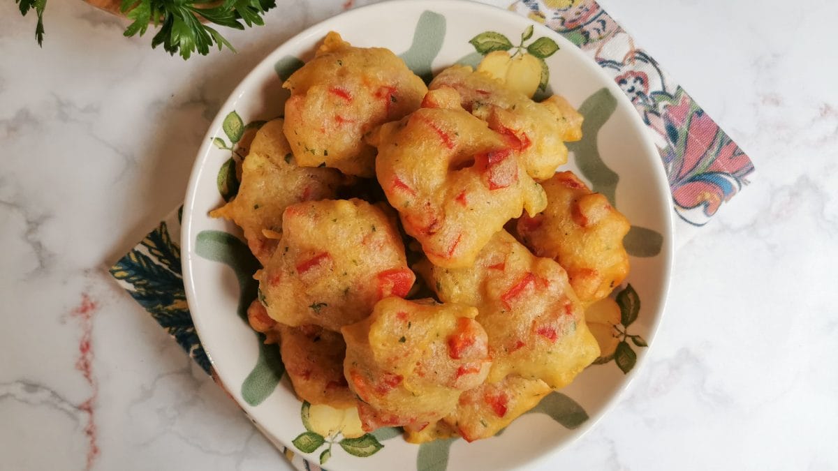 Frittelle ai peperoni: la ricetta dell'antipasto sfizioso e saporito