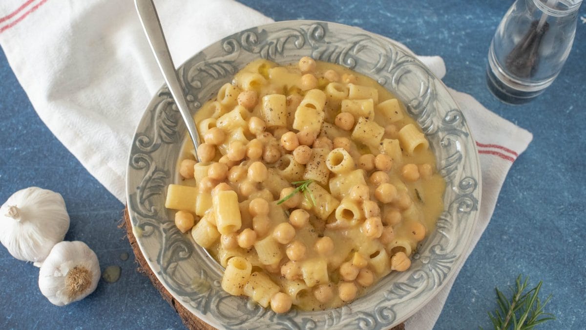 Pasta con crema di ceci e rucola: la ricetta del piatto saporito e cremoso