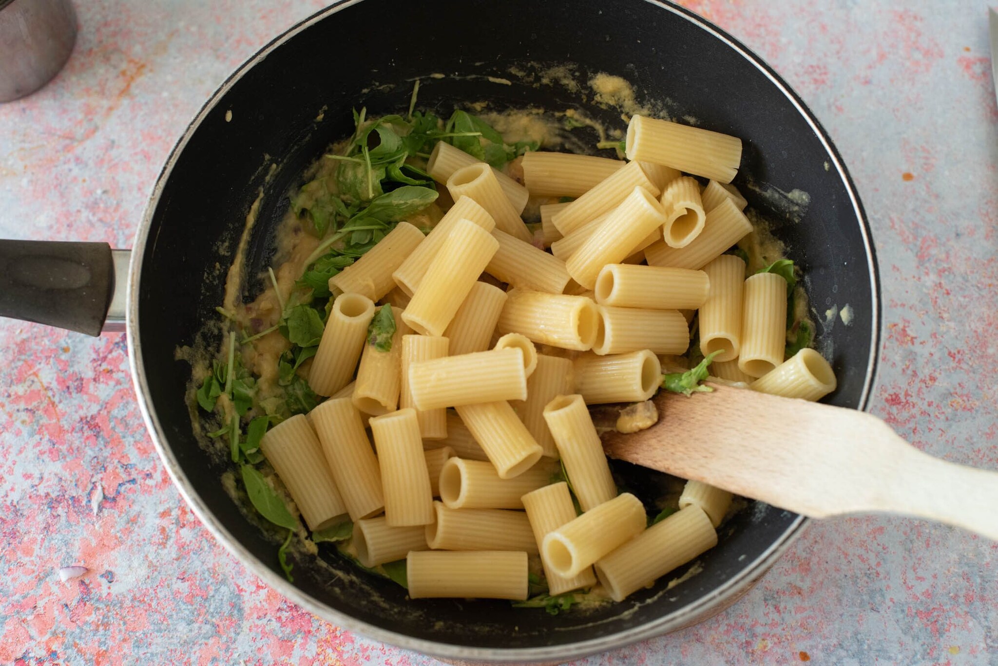 Pasta con crema di ceci e rucola: la ricetta del piatto saporito e cremoso