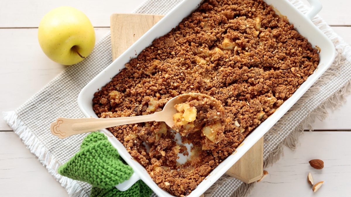 Crumble alle mele: la ricetta del dessert inglese con copertura croccante